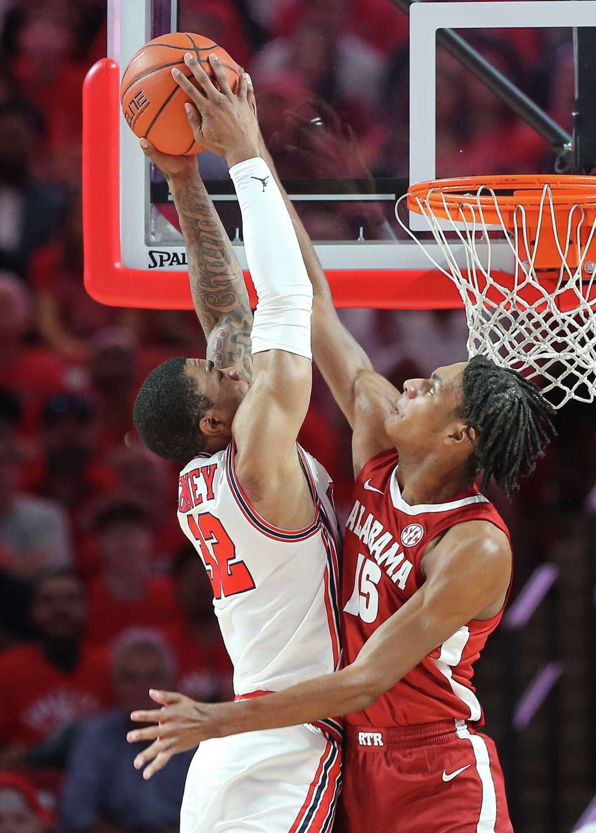 No. 8 Alabama pulls off upset No. 1 Houston