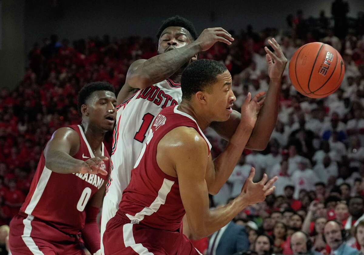 No. 8 Alabama pulls off upset No. 1 Houston