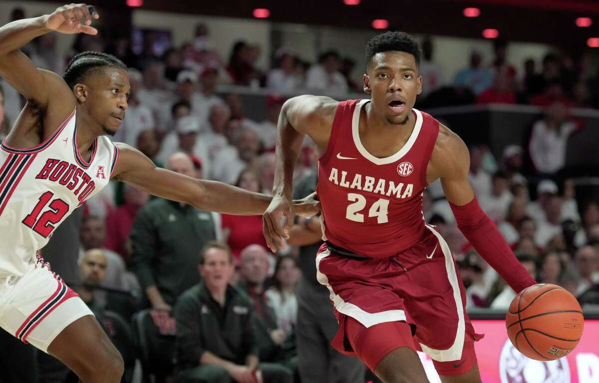 No. 8 Alabama pulls off upset No. 1 Houston