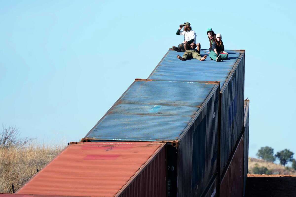 Arizona Governor stacks containers on border at term's end