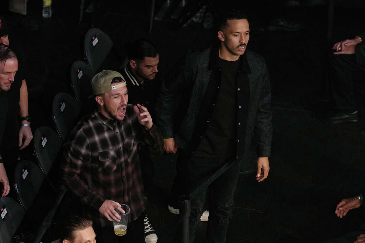 Carlos Correa sat with former Astros teammates at UFC 282