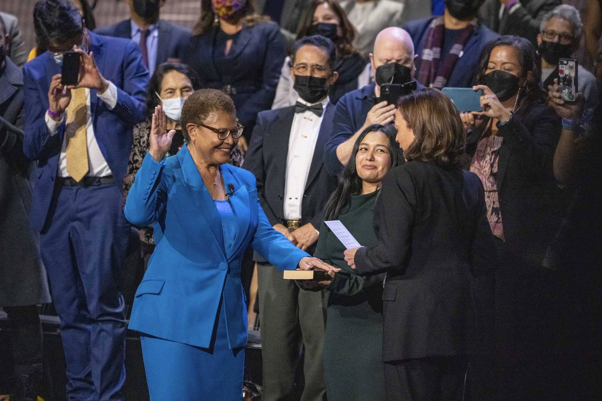 Karen Bass Sworn In As First Female Mayor Of Los Angeles Trendradars