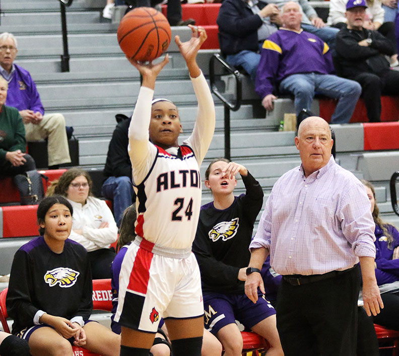 Second-quarter 3s launch Alton to 61-42 win over CM