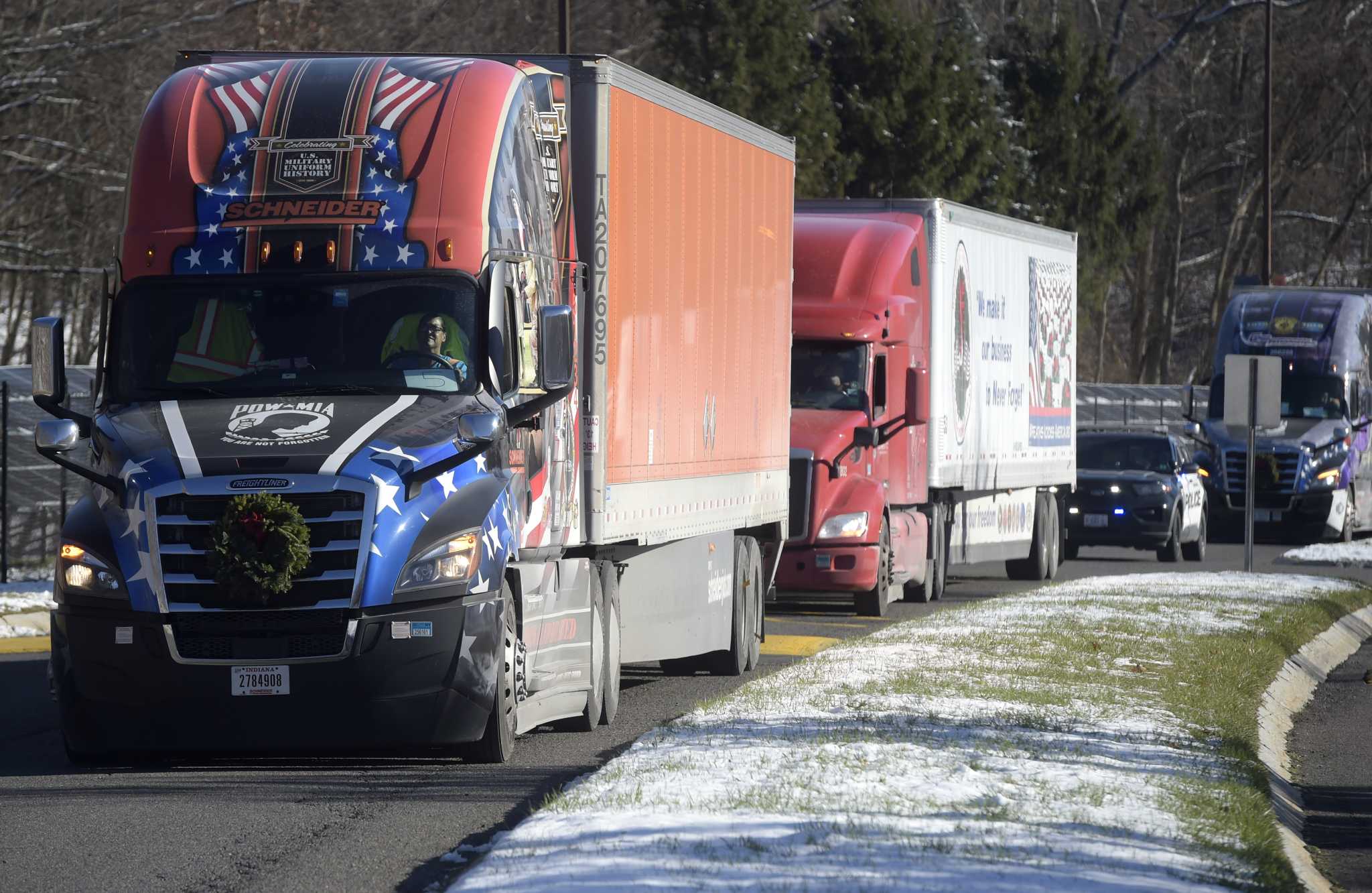 Mile-long convoy carrying wreaths for veterans stops in Danbury