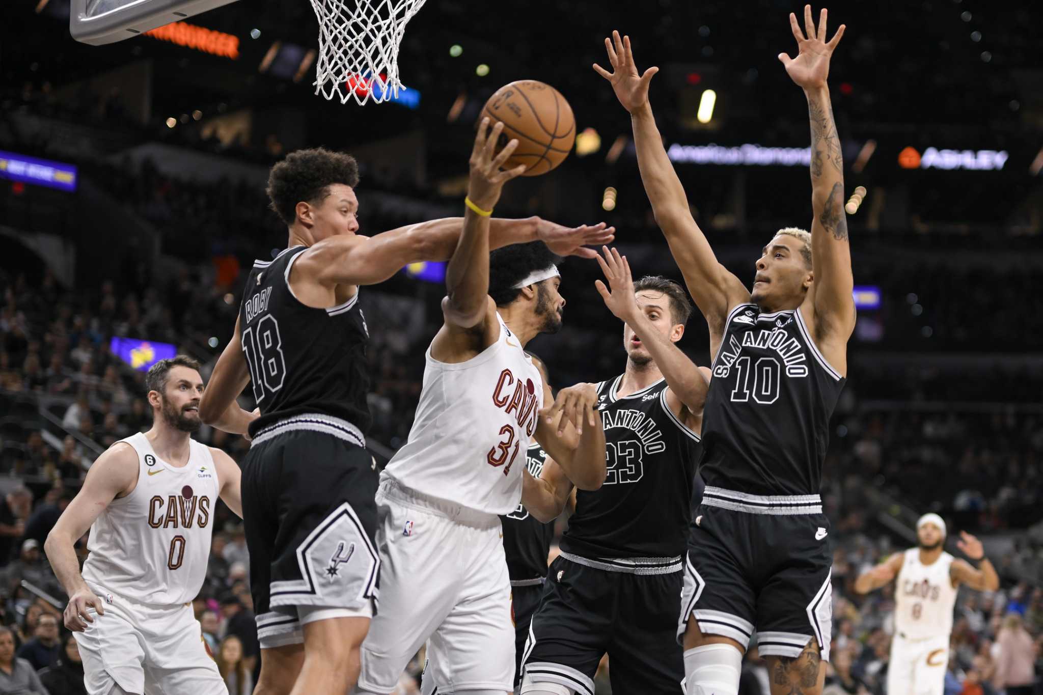 Spurs’ Jeremy Sochan treads lightly in return from injury