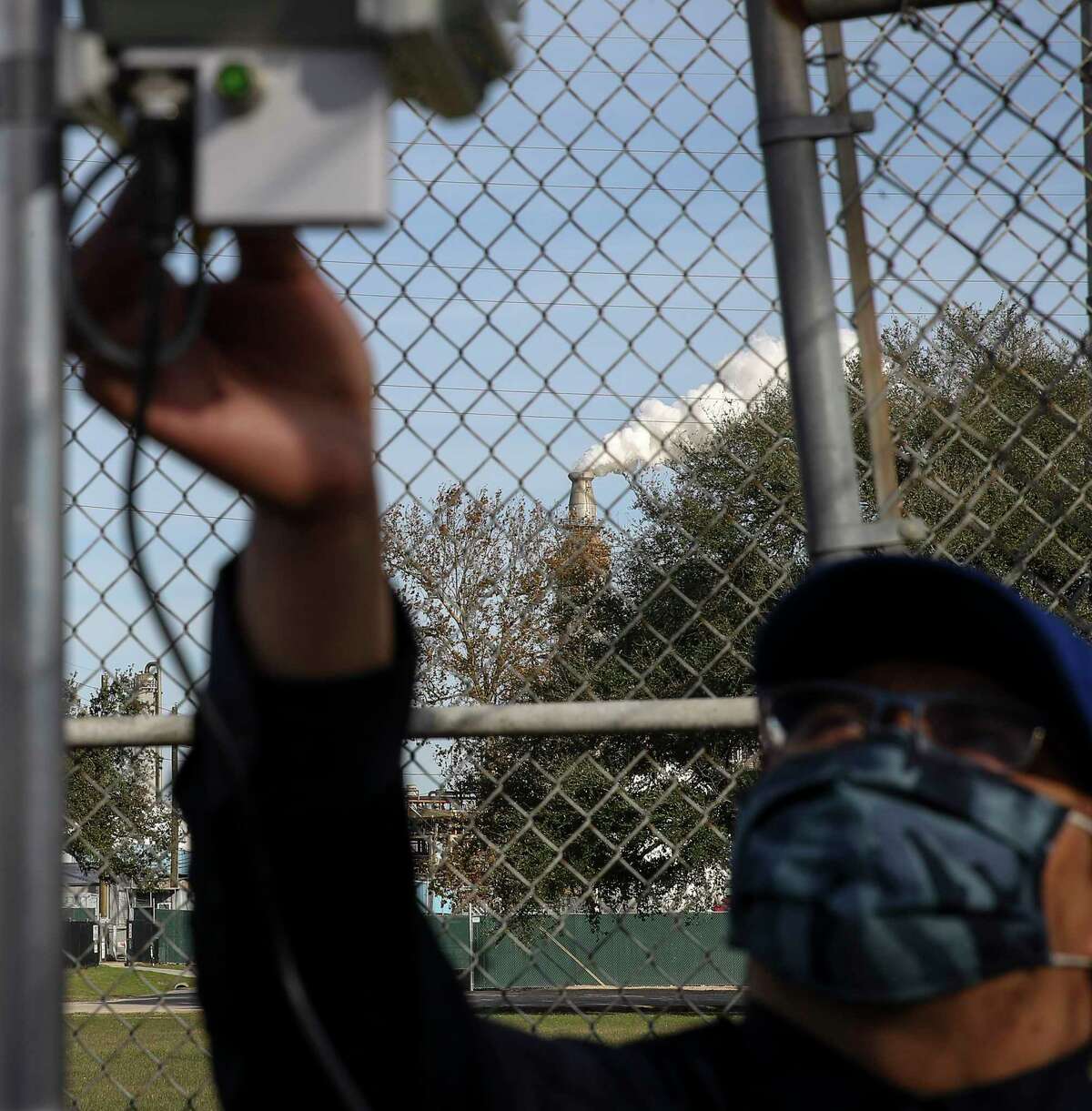 East End residents ask Valero for real-time air-quality data