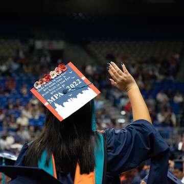 Nearly 3,000 UTSA students graduate in December commencement