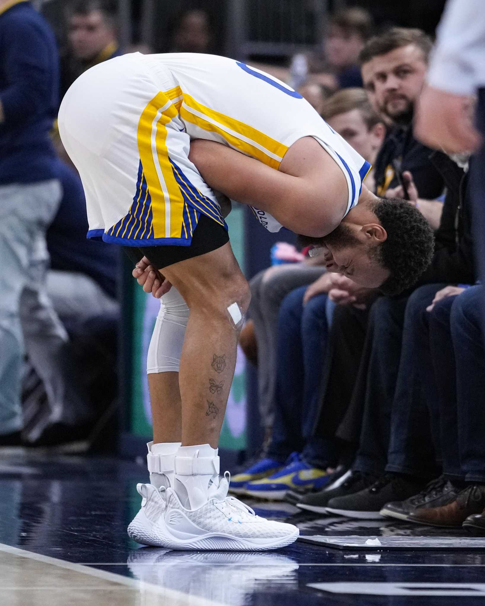 Warriors’ Stephen Curry leaves loss to Pacers with shoulder injury