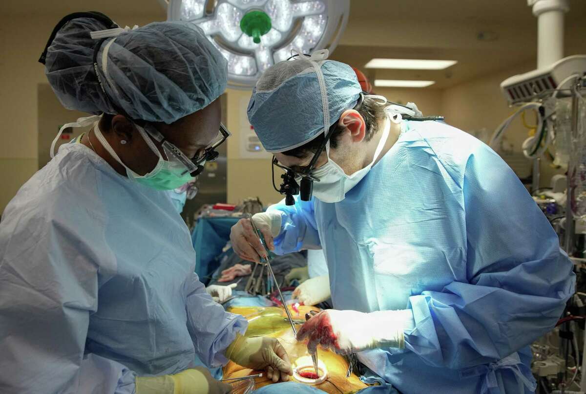 As Houston heart surgeons tap robot assistance, questions remain