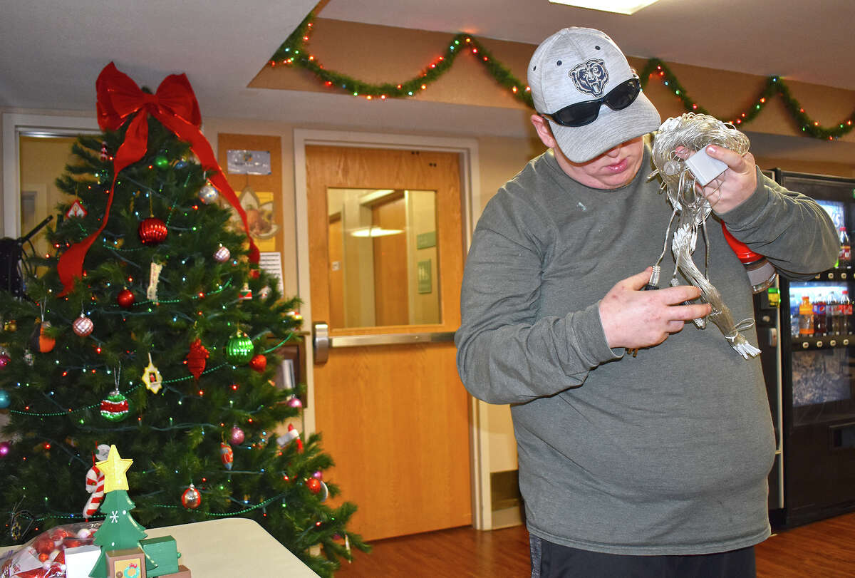 Jacksonville man’s blindness no obstacle to Christmas decorating