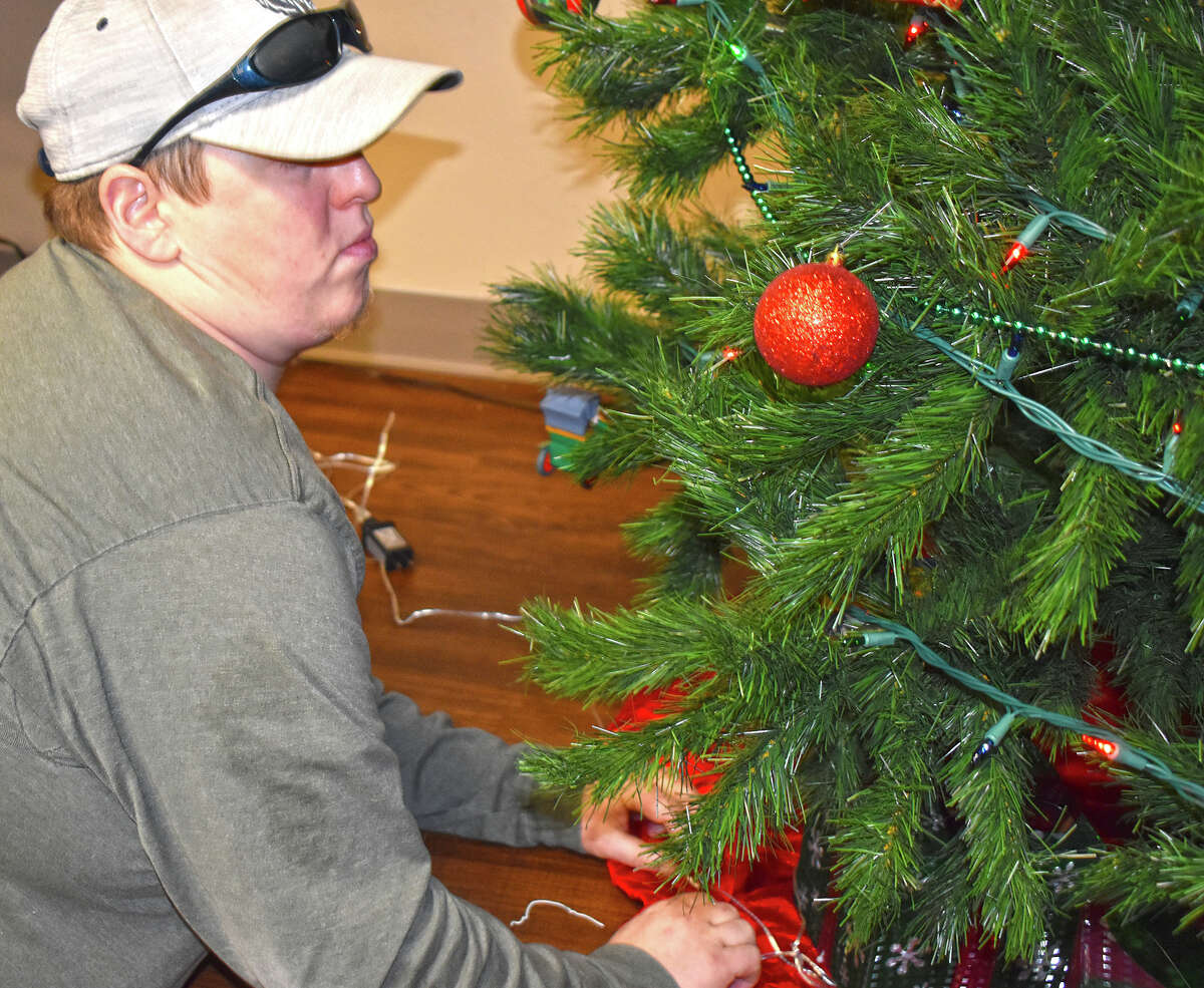 Jacksonville man’s blindness no obstacle to Christmas decorating