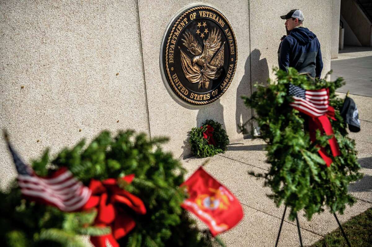 Houston National Cemetery sees thousands of visitors laying wreaths