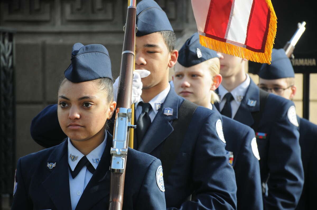 Illinois city shares wreaths with Uvalde veterans