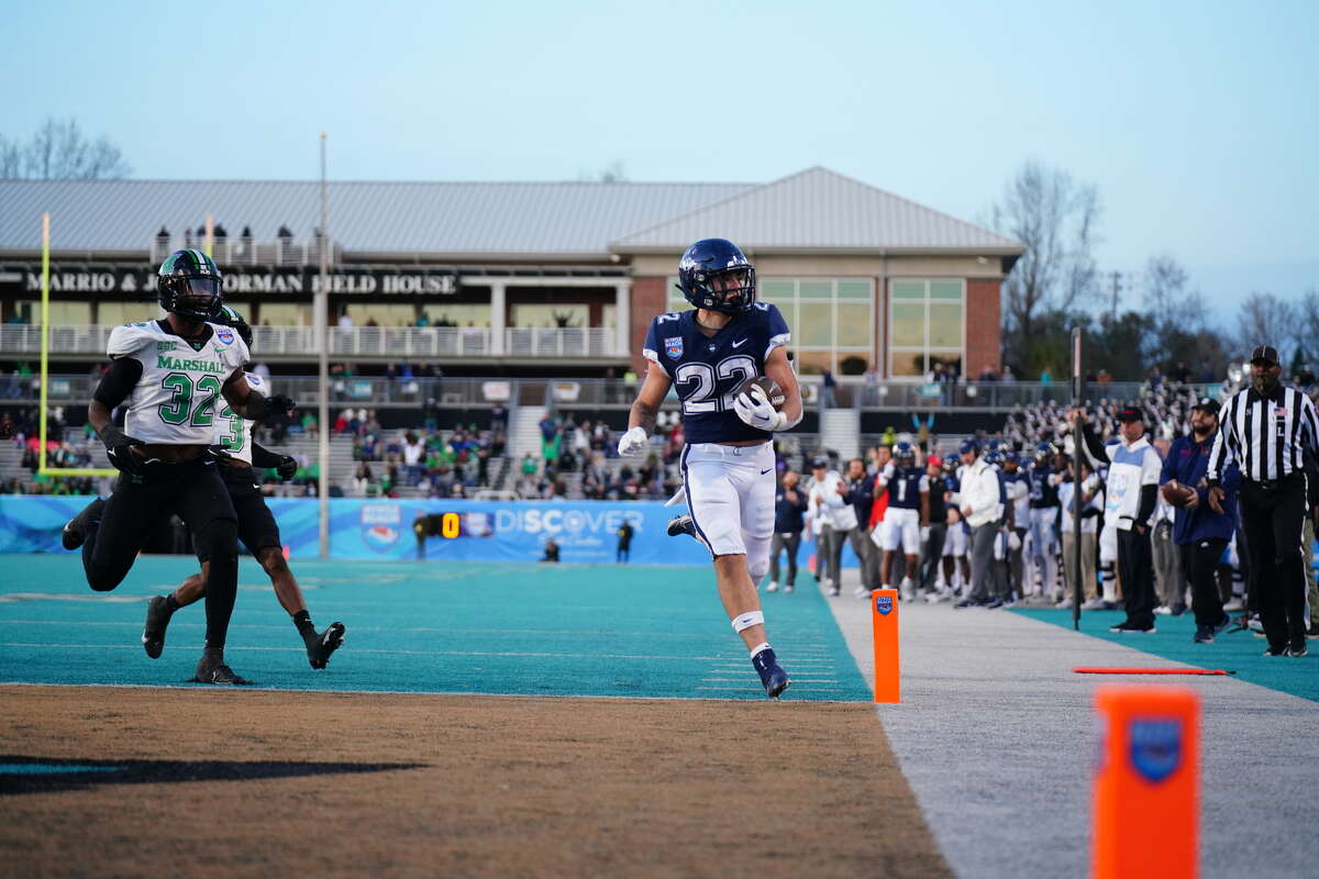 Rosa looks to build on solid freshman season for UConn football