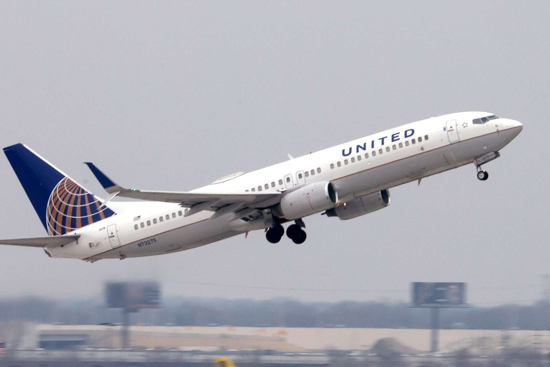 Airlines issue waiver for Texans ahead of 'bomb cyclone'