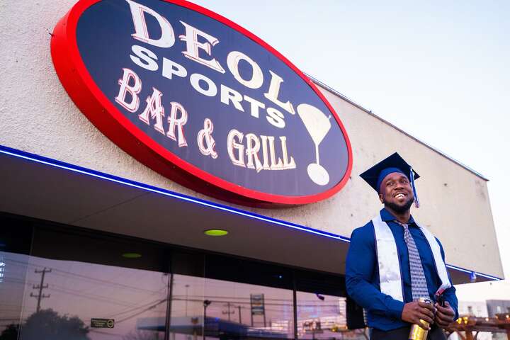UTSA grad holds photoshoot at San Antonio's Deol Sport Bar