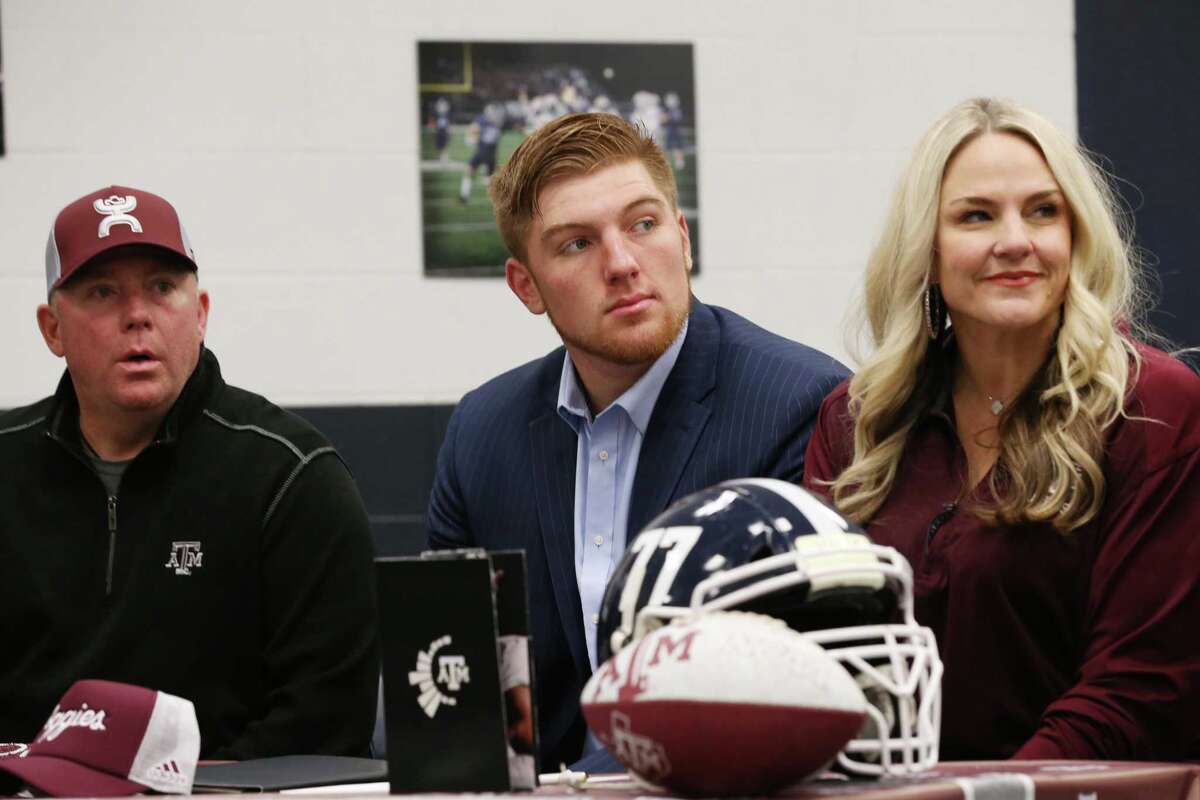 Smithson Valley football players sign for major colleges