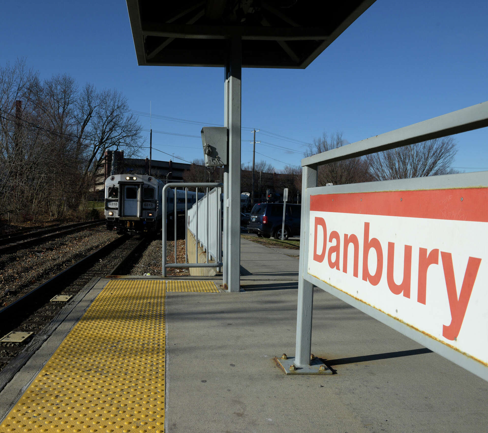 CT leaders push for electrifying Metro-North on Danbury line
