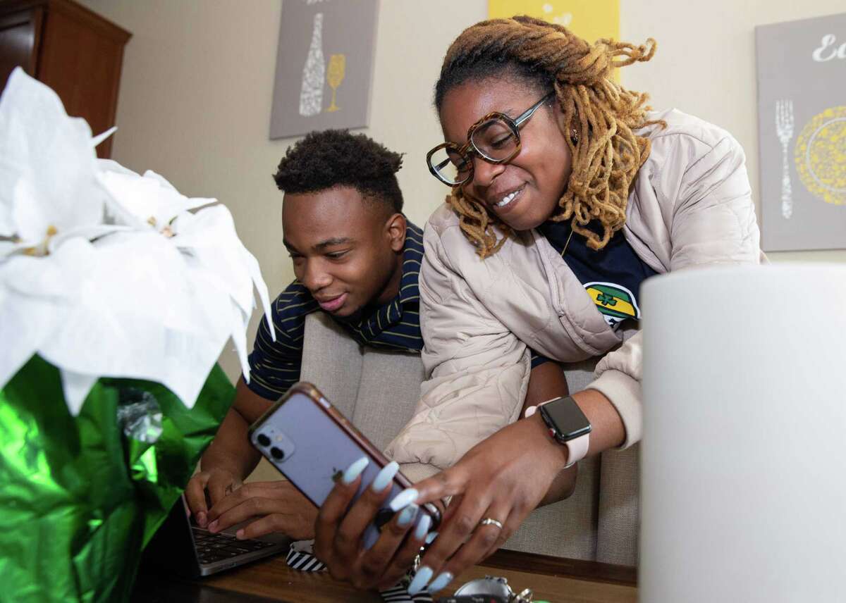 College signing day: Notre Dame lands Micah Bell of Kinkaid