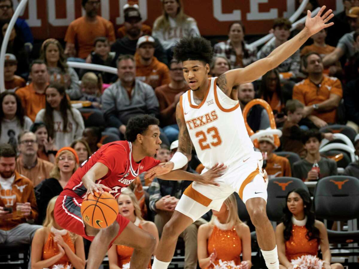 Texas basketball cruises past Louisiana for fourth straight win