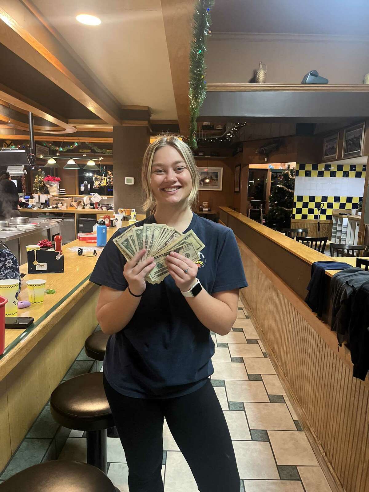 Customers leave waitress $433 tip on $16 bill