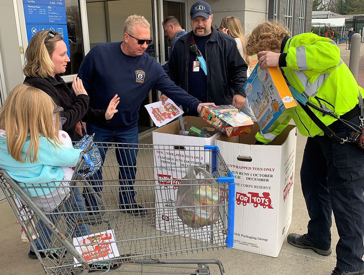 Glen Carbon group gives gifts to 30 kids