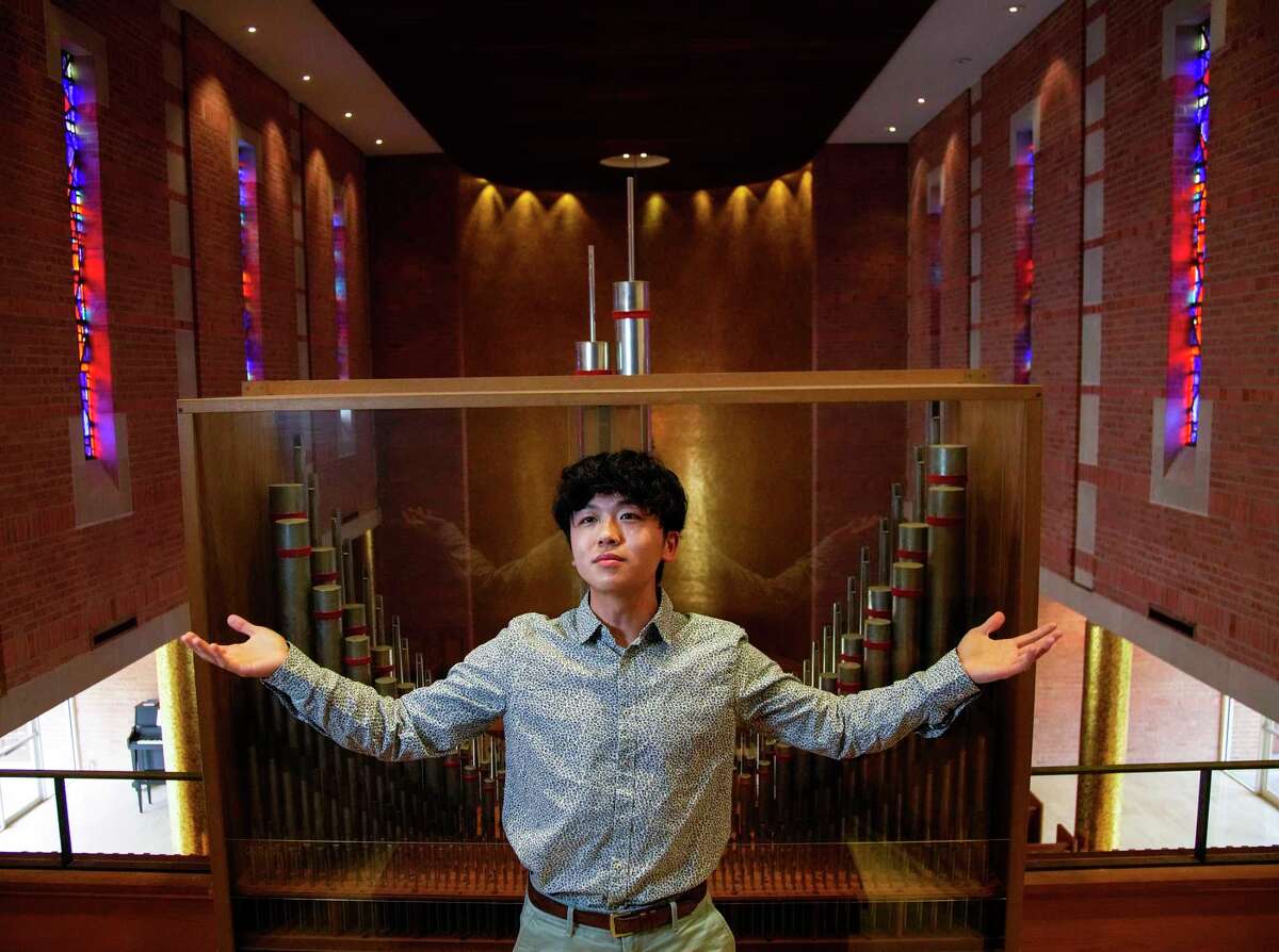 Rice business student serves as Woodlands congregation's organist