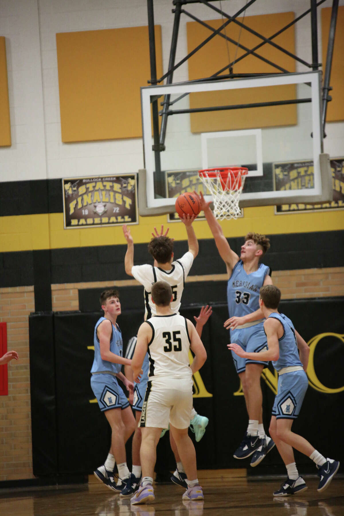 Mustangs edge Lancers in gripping final seconds