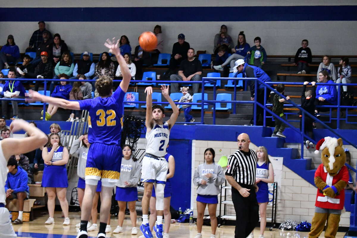 Fourth quarter rally helps Mustangs pull away from Owls