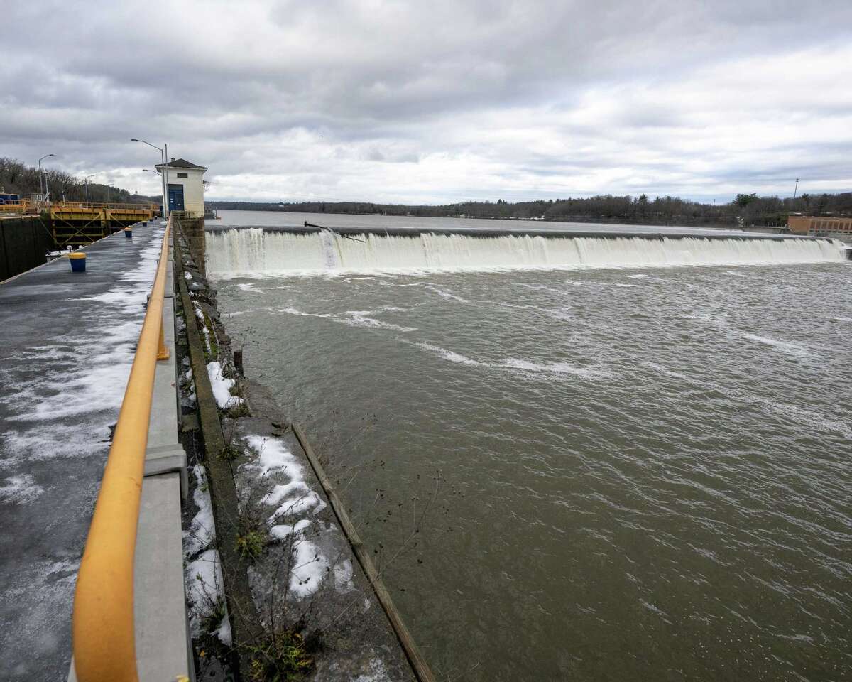 Snow turns to rain in Capital Region amid wind, fog