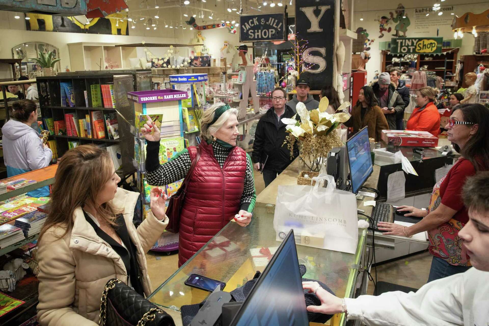 Houstonians brave the cold in the pursuit of last-minute Christmas shopping