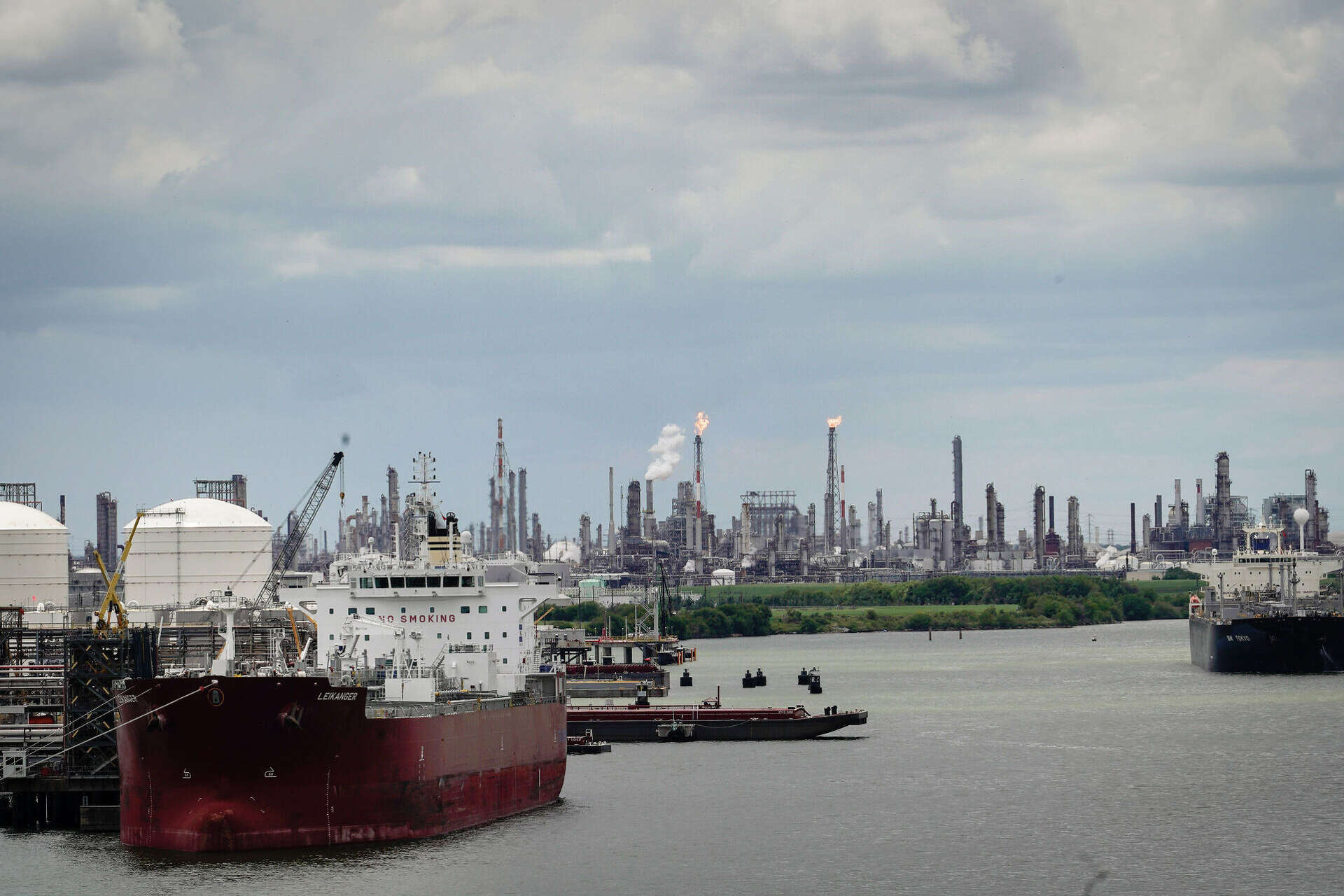 Houston refineries flare chemicals in midst of arctic freeze