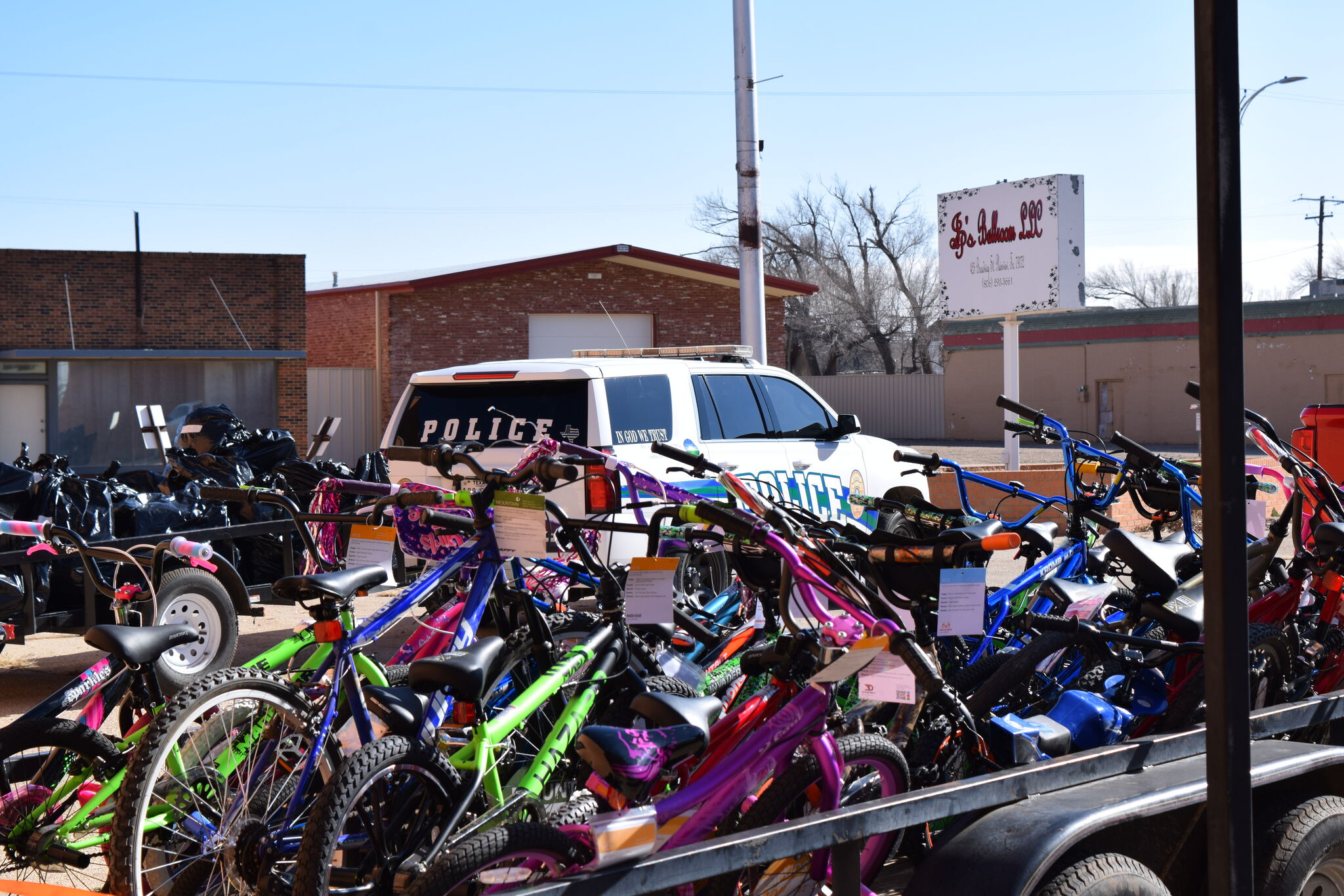 Plainview PD delivers Christmas cheer to local kids