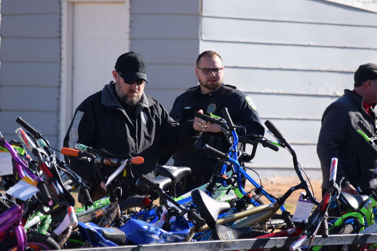 Plainview PD delivers Christmas cheer to local kids