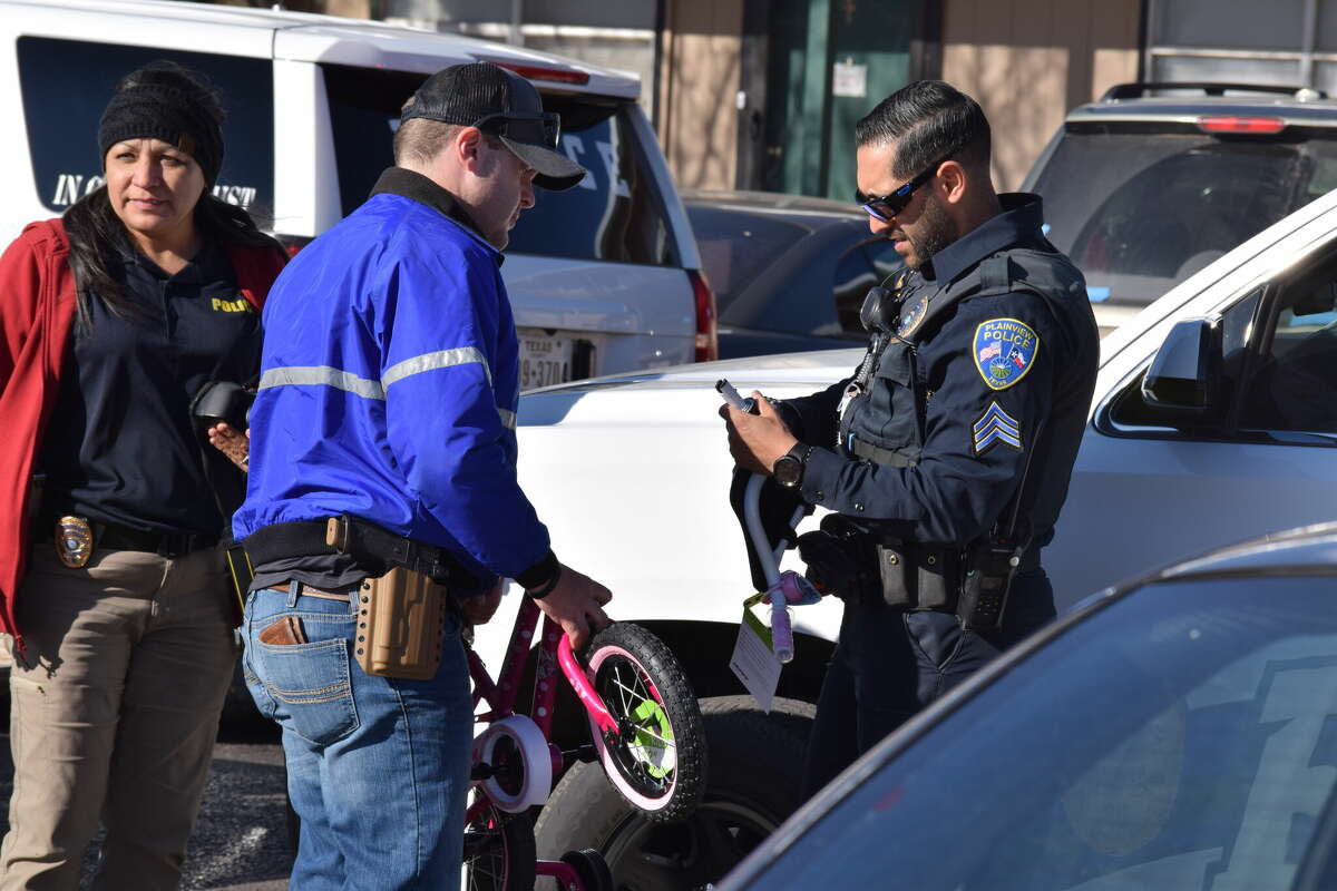 Plainview PD delivers Christmas cheer to local kids