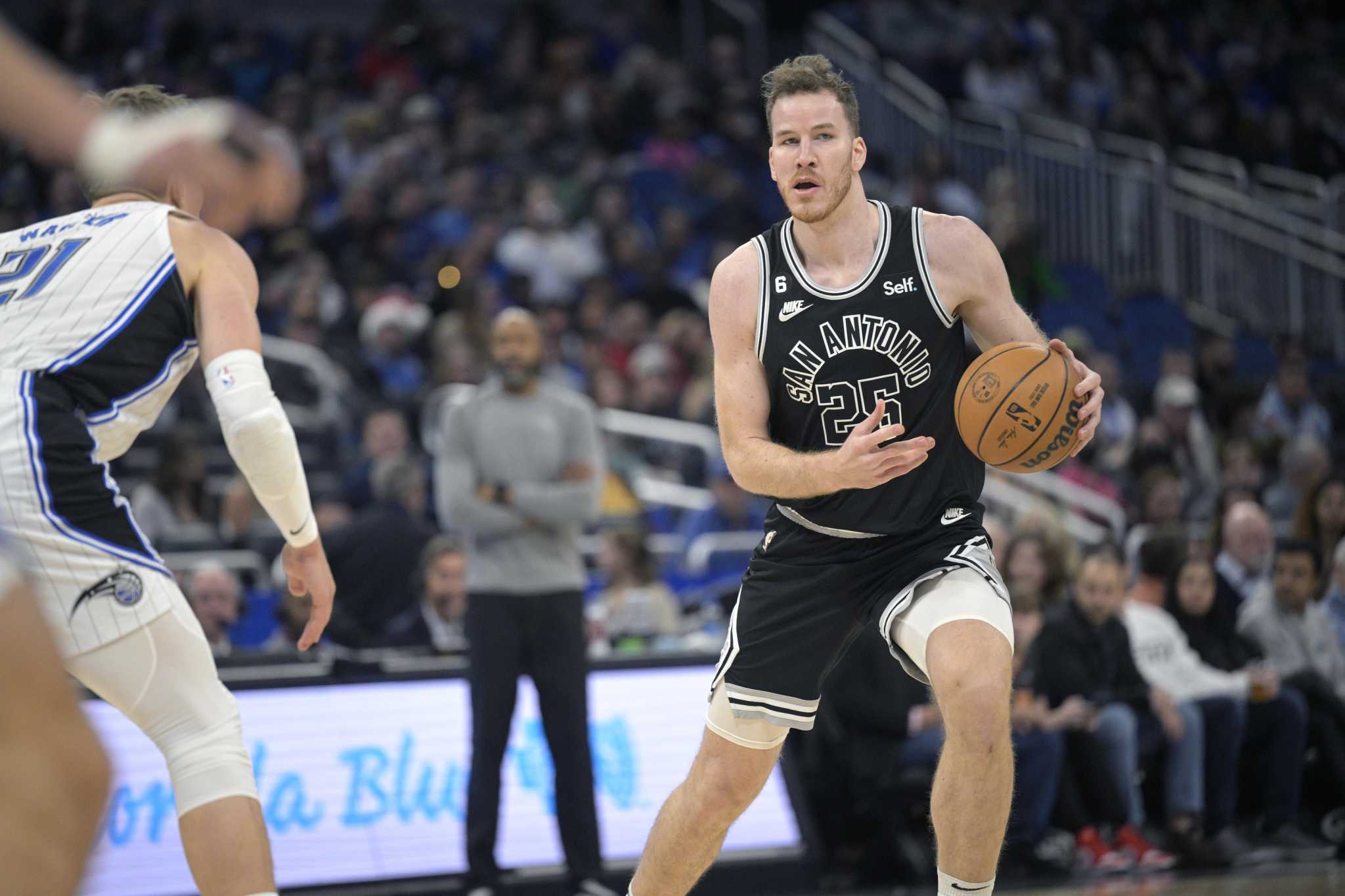 Spurs, Poeltl find minutes restriction to be limiting