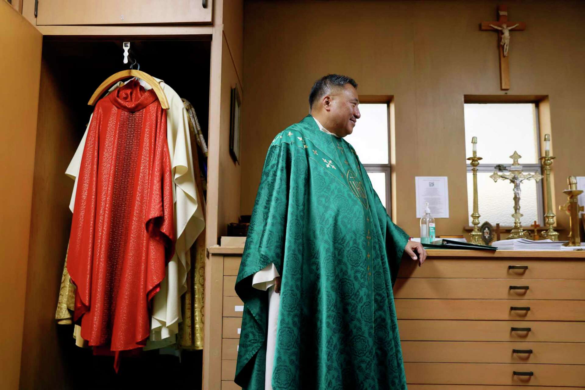 ‘A saint on earth’: How one Oakland priest comforts the grieving during ...