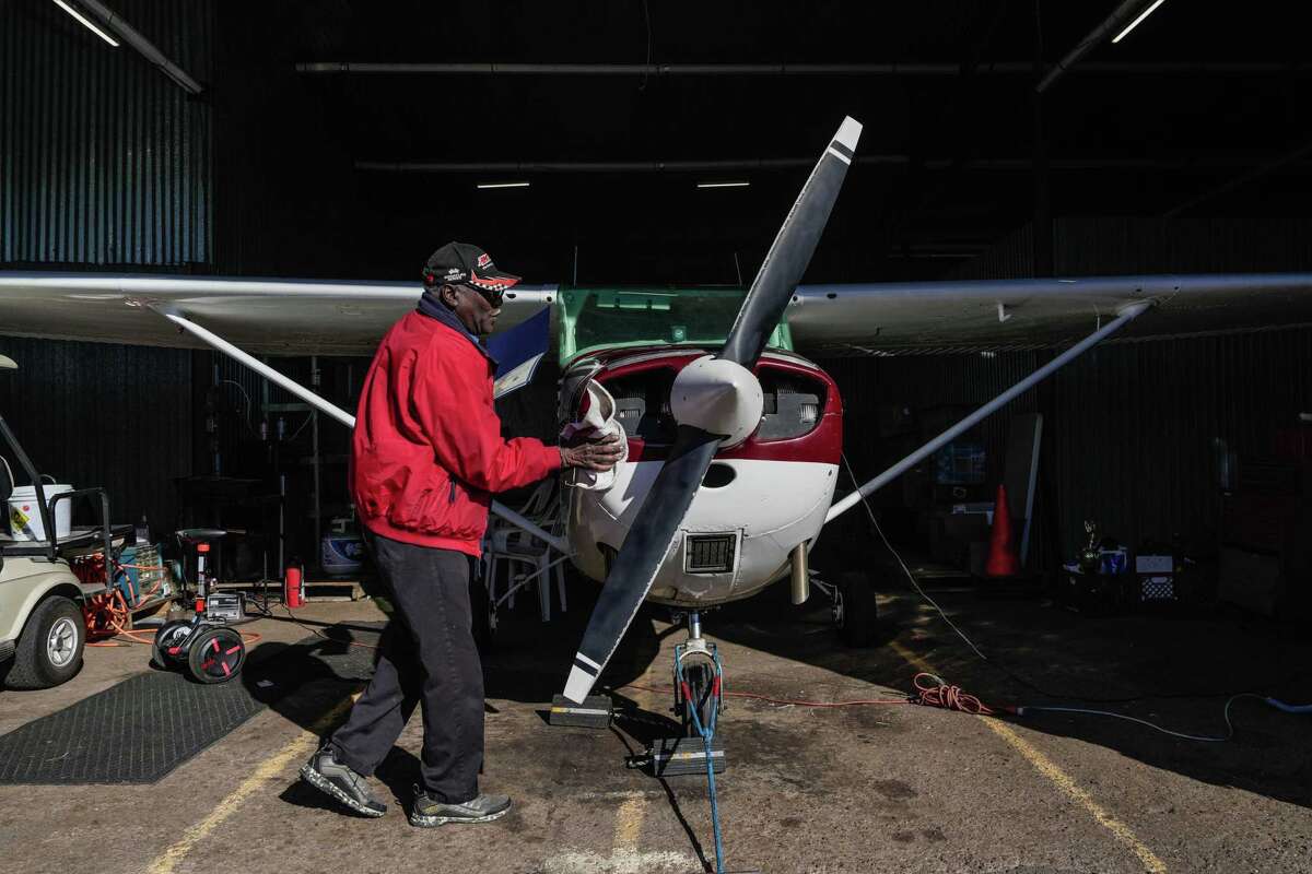 Houston-area veteran honored by FAA for 50 years of safe flying