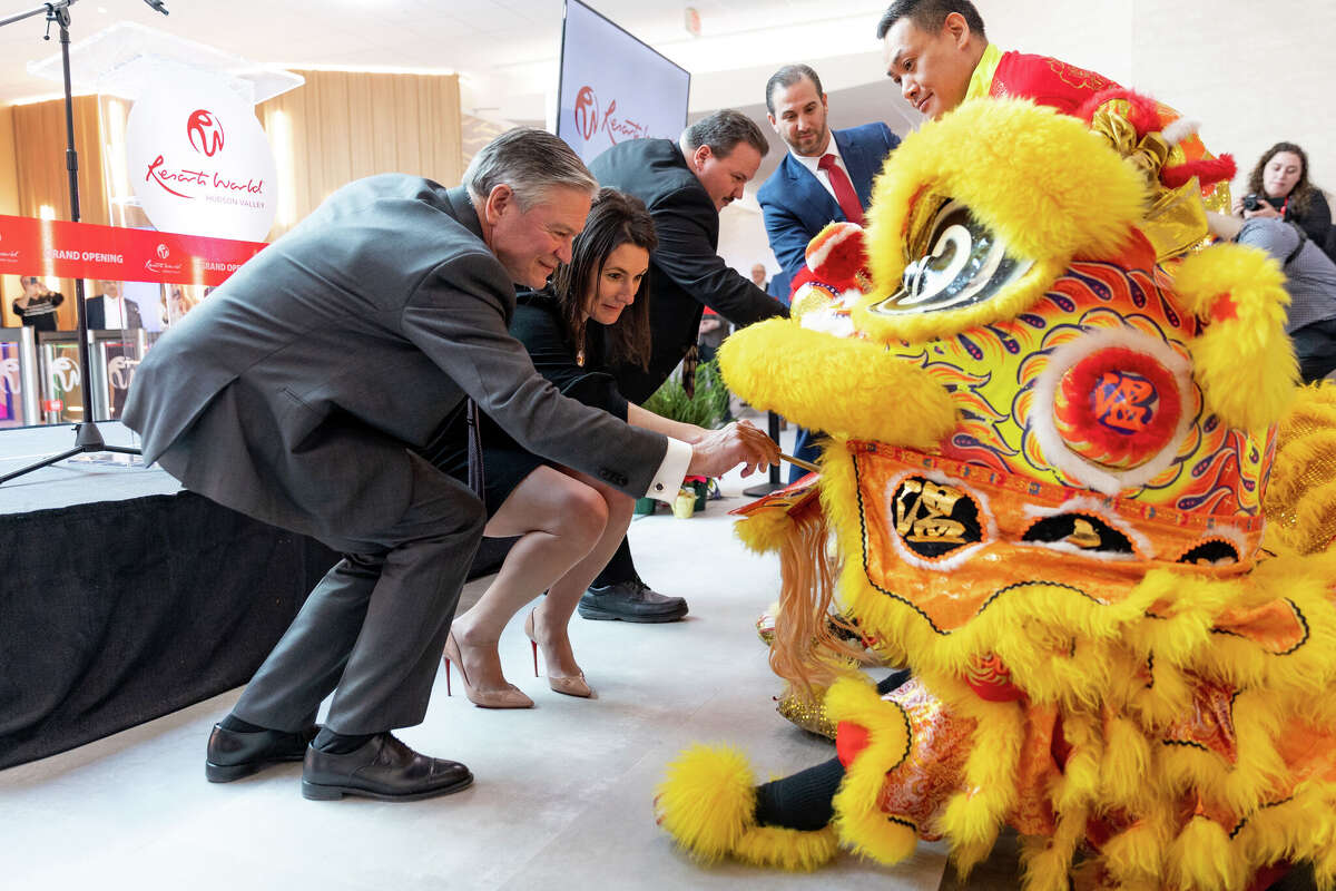Resorts World Hudson Valley casino opening brings scores of gamblers