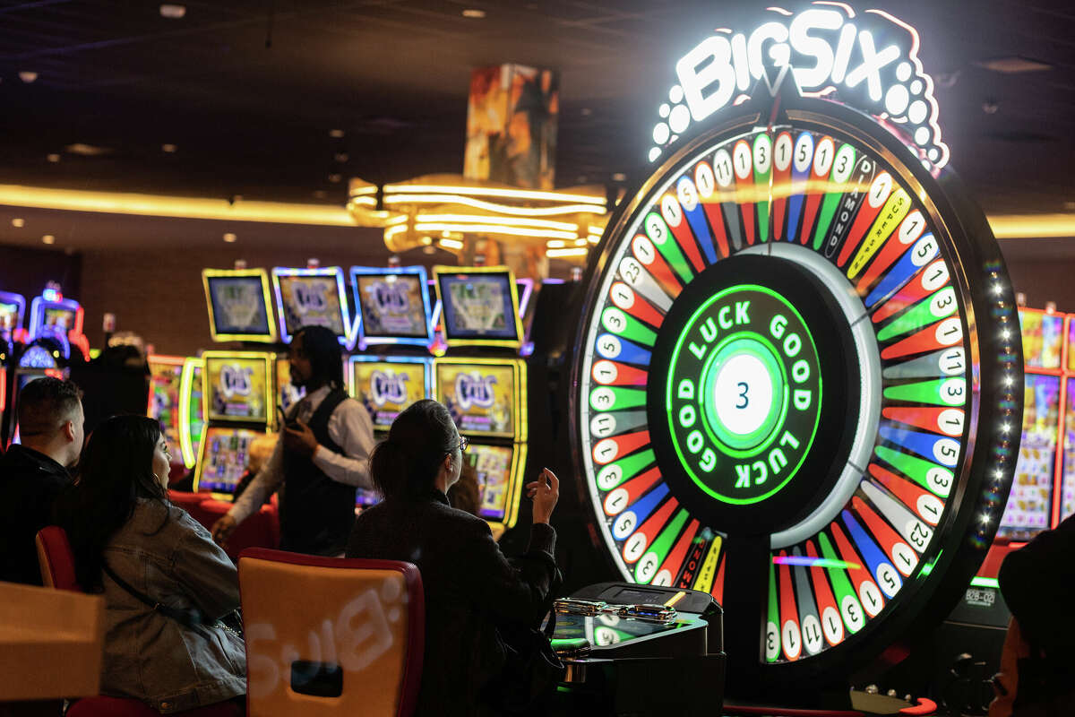 Resorts World Hudson Valley casino opening brings scores of gamblers