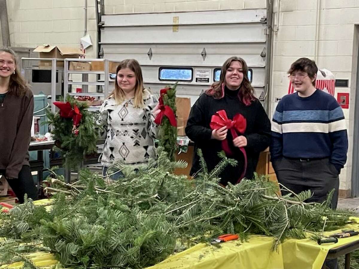 Region 7 students honor veterans with handmade wreaths