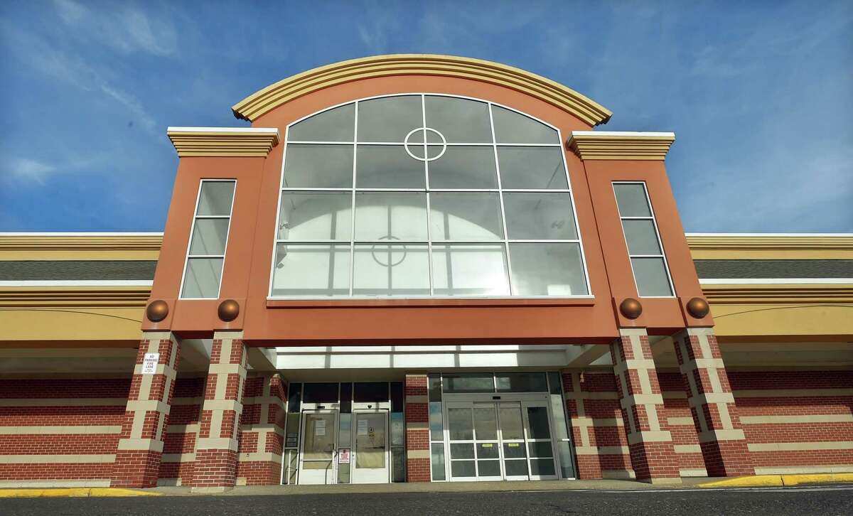 The Ansonia Shopping Center still lacks an anchor store three years ...
