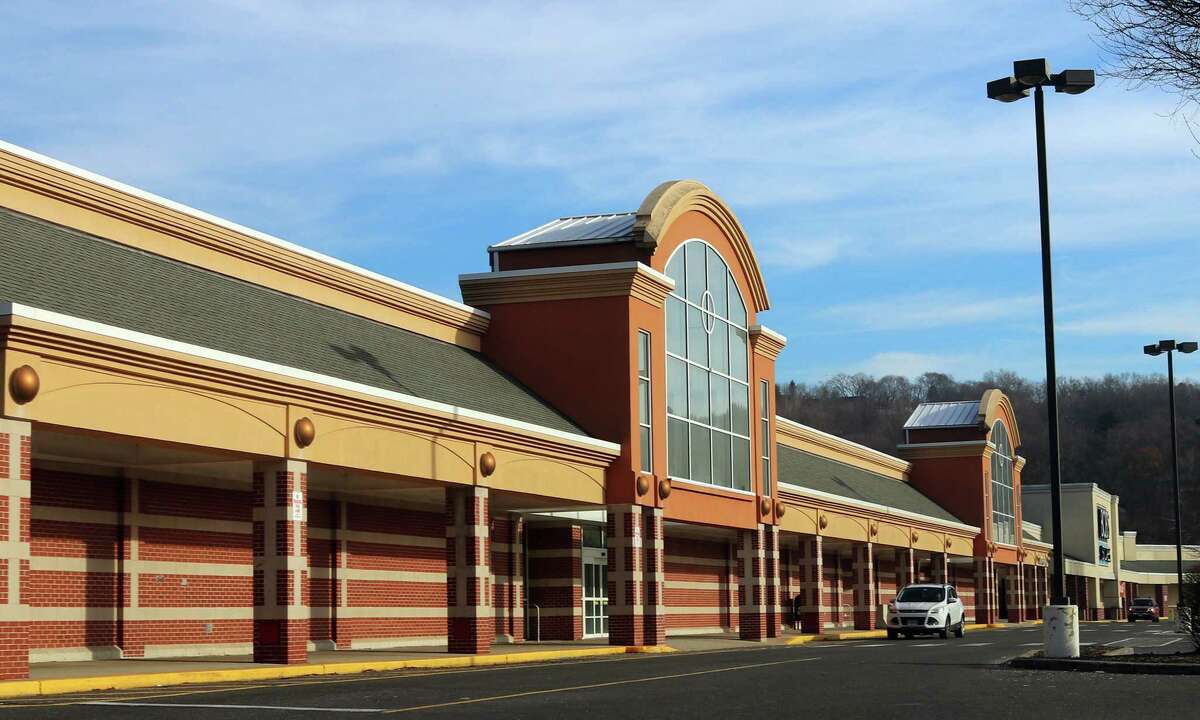 The Ansonia Shopping Center still lacks an anchor store three years ...