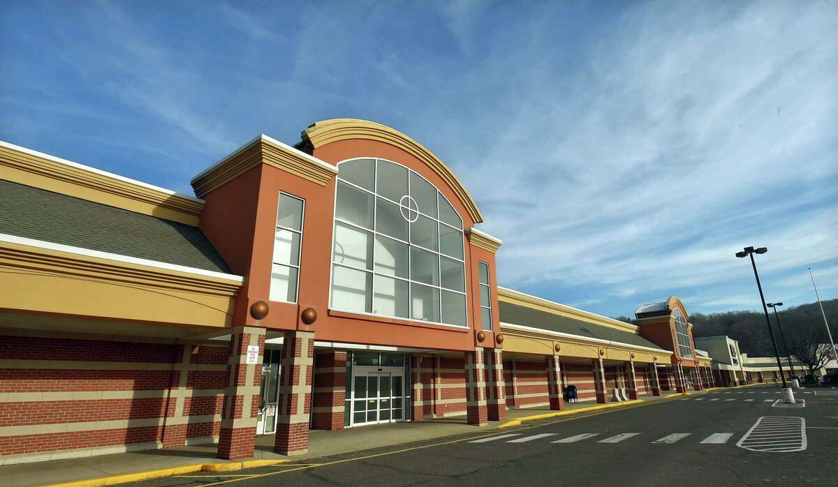The Ansonia Shopping Center still lacks an anchor store three years ...