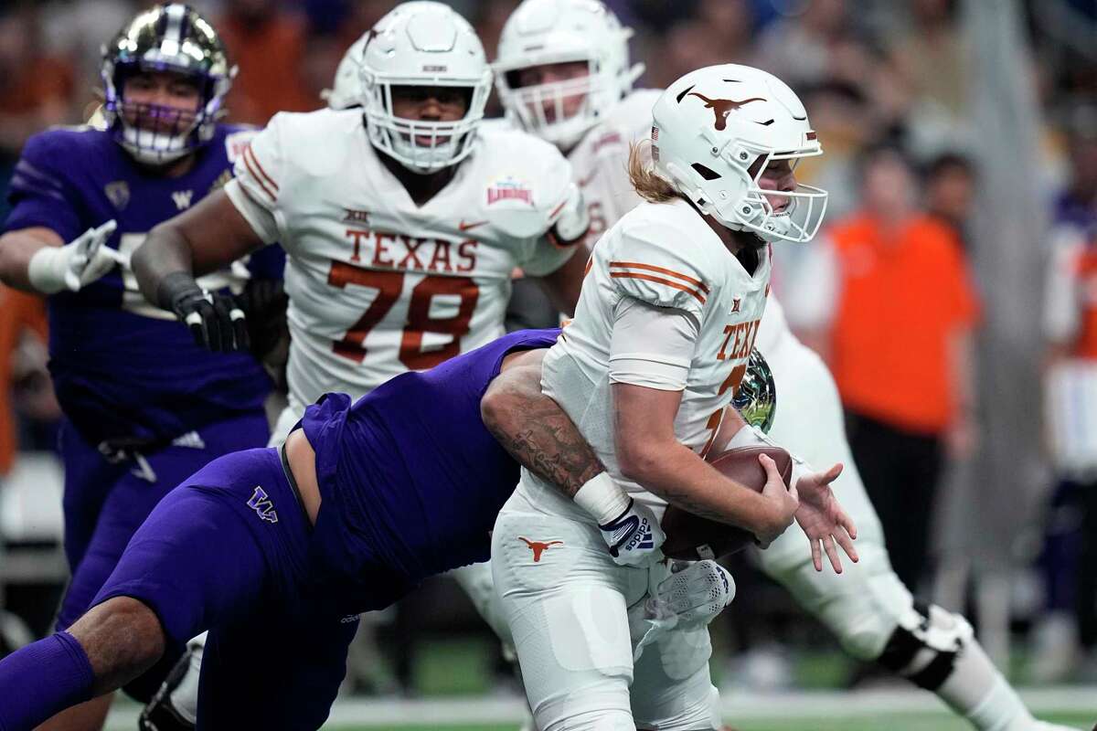 Texas QB Quinn Ewers embracing his role as 'head of the snake'