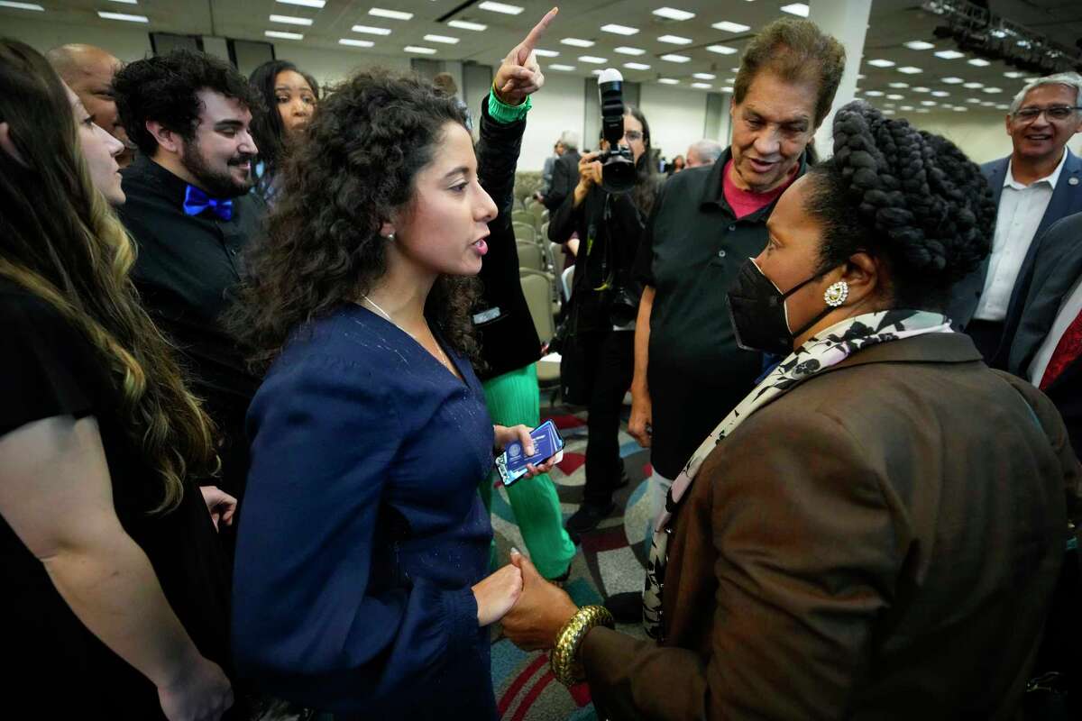 County Judge Lina Hidalgo calls for unity during swearing-in ceremony