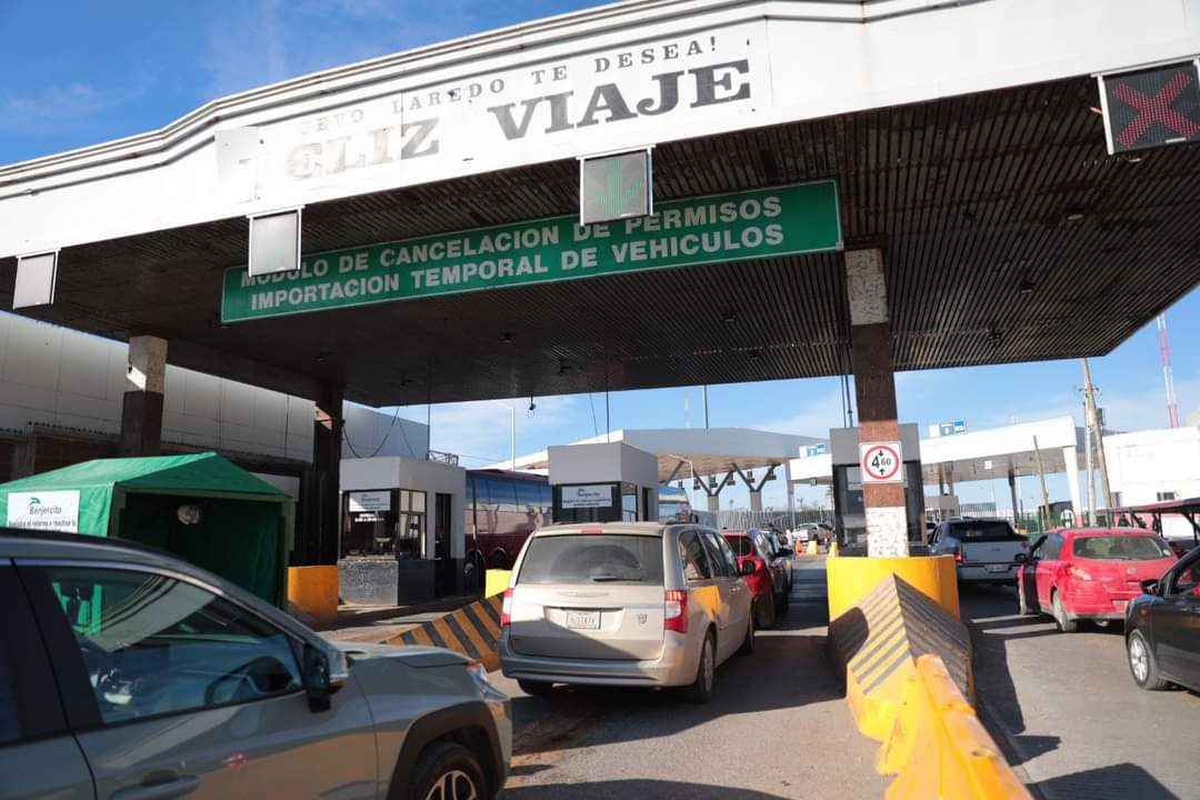 Paisanos discuss long lines at Los Dos Laredos bridges