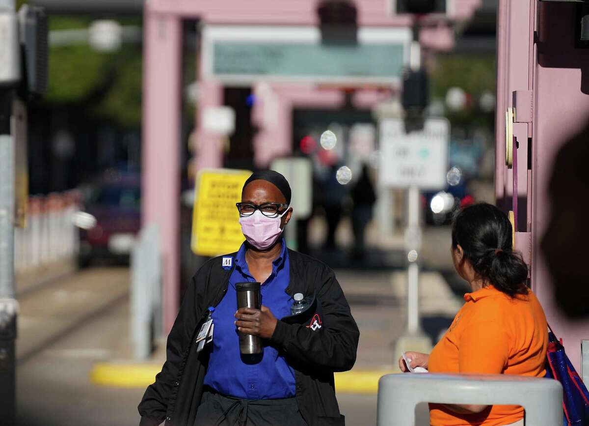 Houston COVID cases, hospitalizations on rise amid new omicron variant