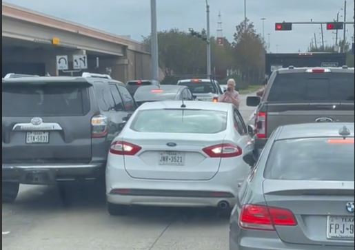 Viral video: Car stops between lanes, touches vehicles at red light