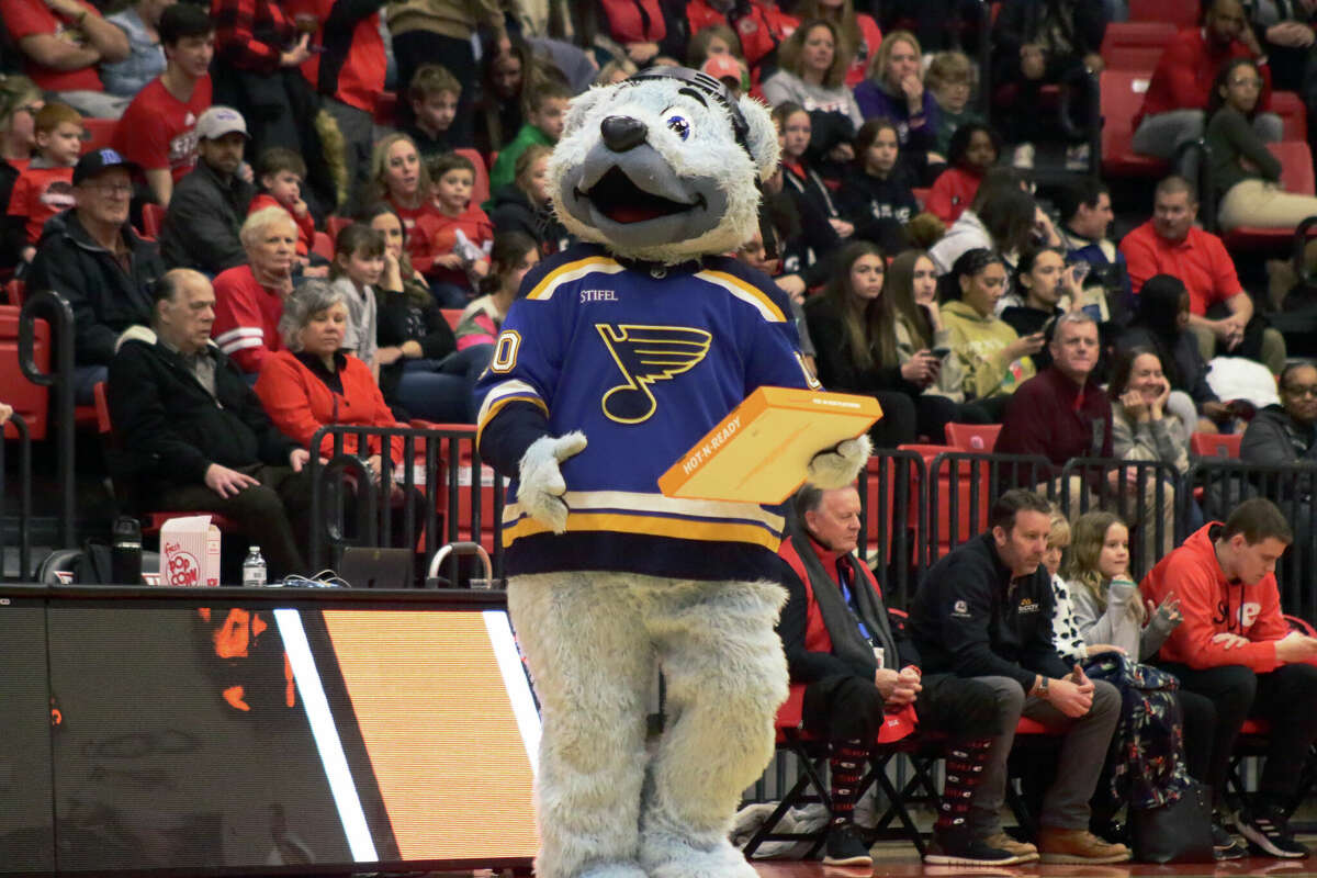 Holding court: SIUE win celebrates mascot's birthday